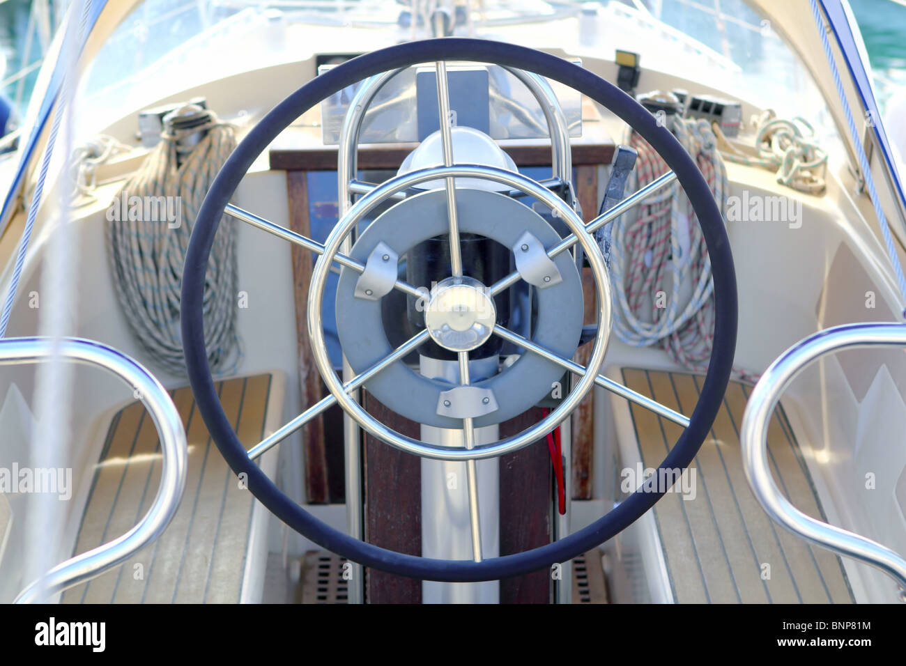 Roue de gouvernail bateau voilier yacht magnifique détail blanc Photo Stock - Alamy
