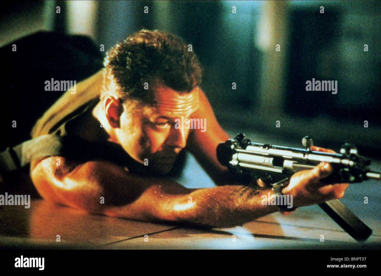 Bruce Willis Die Hard 1988 Banque d'image et photos - Alamy