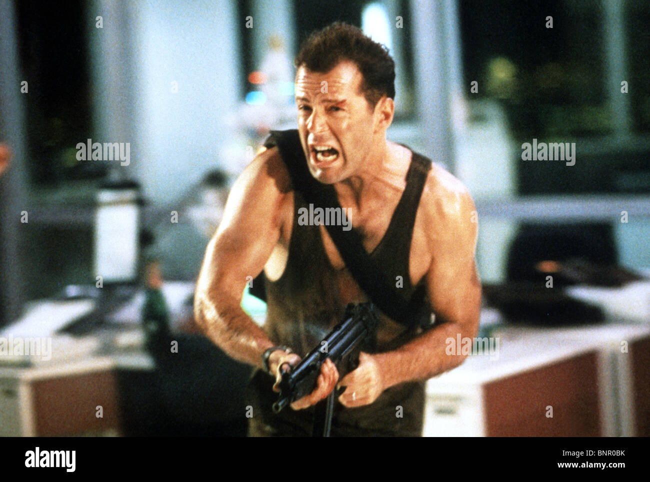 Bruce Willis Die Hard 1988 Banque d'image et photos - Alamy