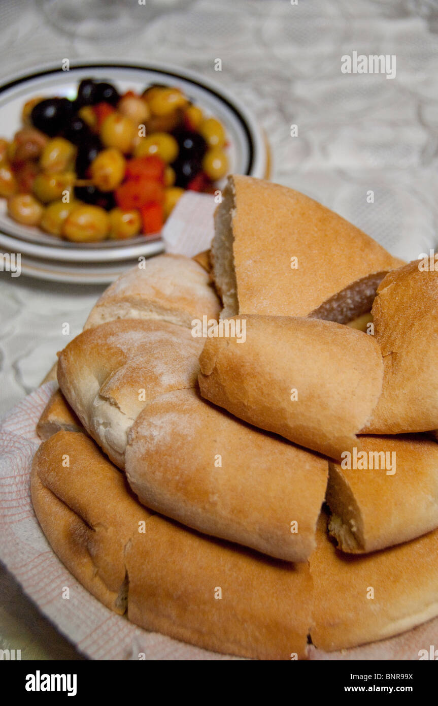 Le Maroc, Tétouan. Repas typiquement marocain de démarreur et olives ...