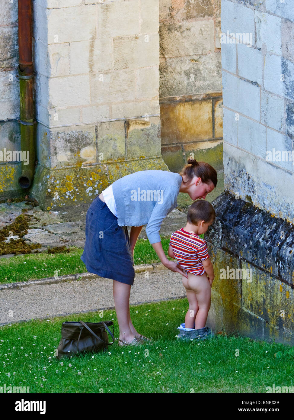 Jeune Mère Garçon Aidant à Avoir Un Mur Contre Léglise De Pipi France Photo Stock Alamy