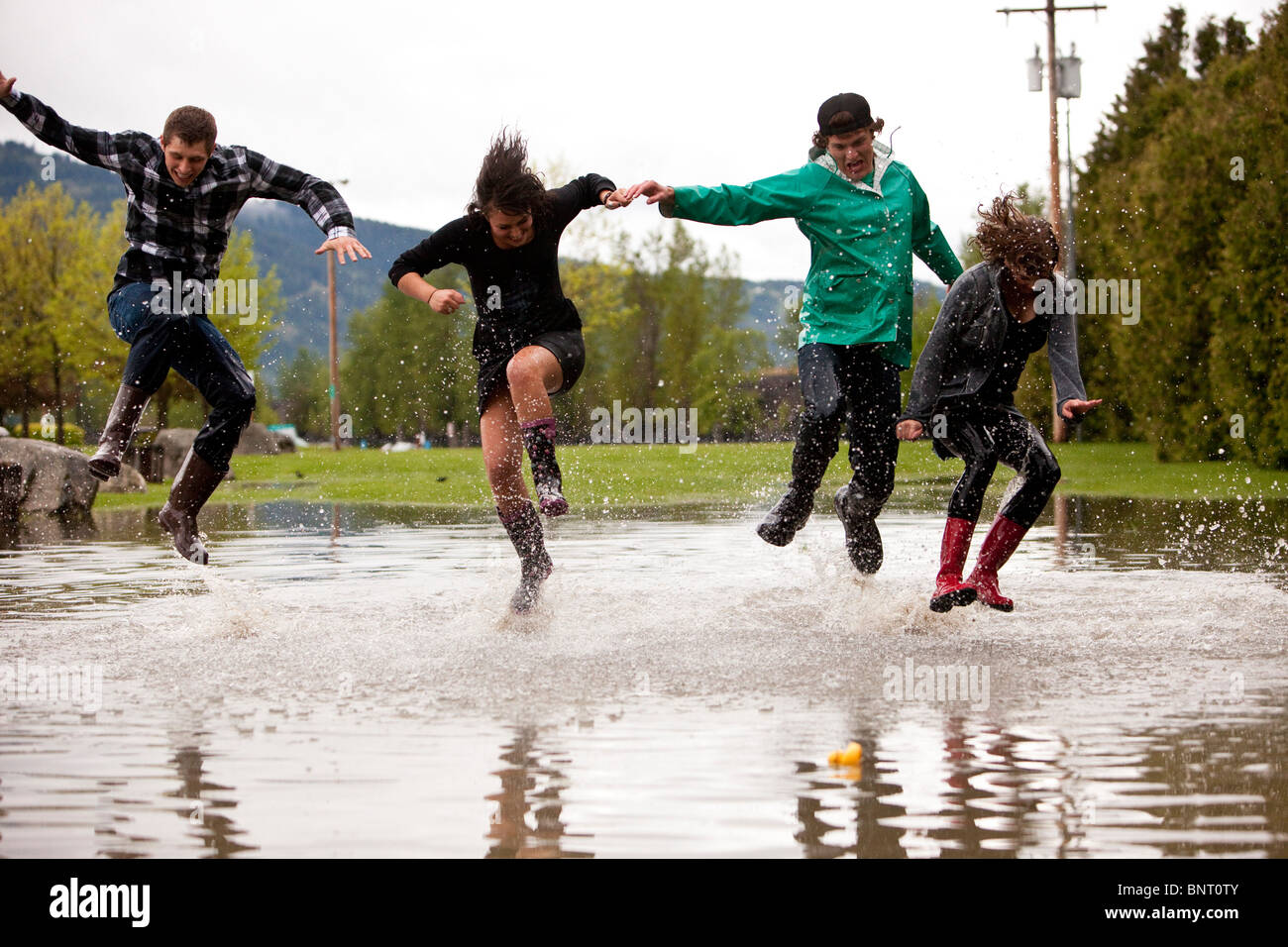 Sauter dans une flaque d'eau Banque de photographies et d’images à ...