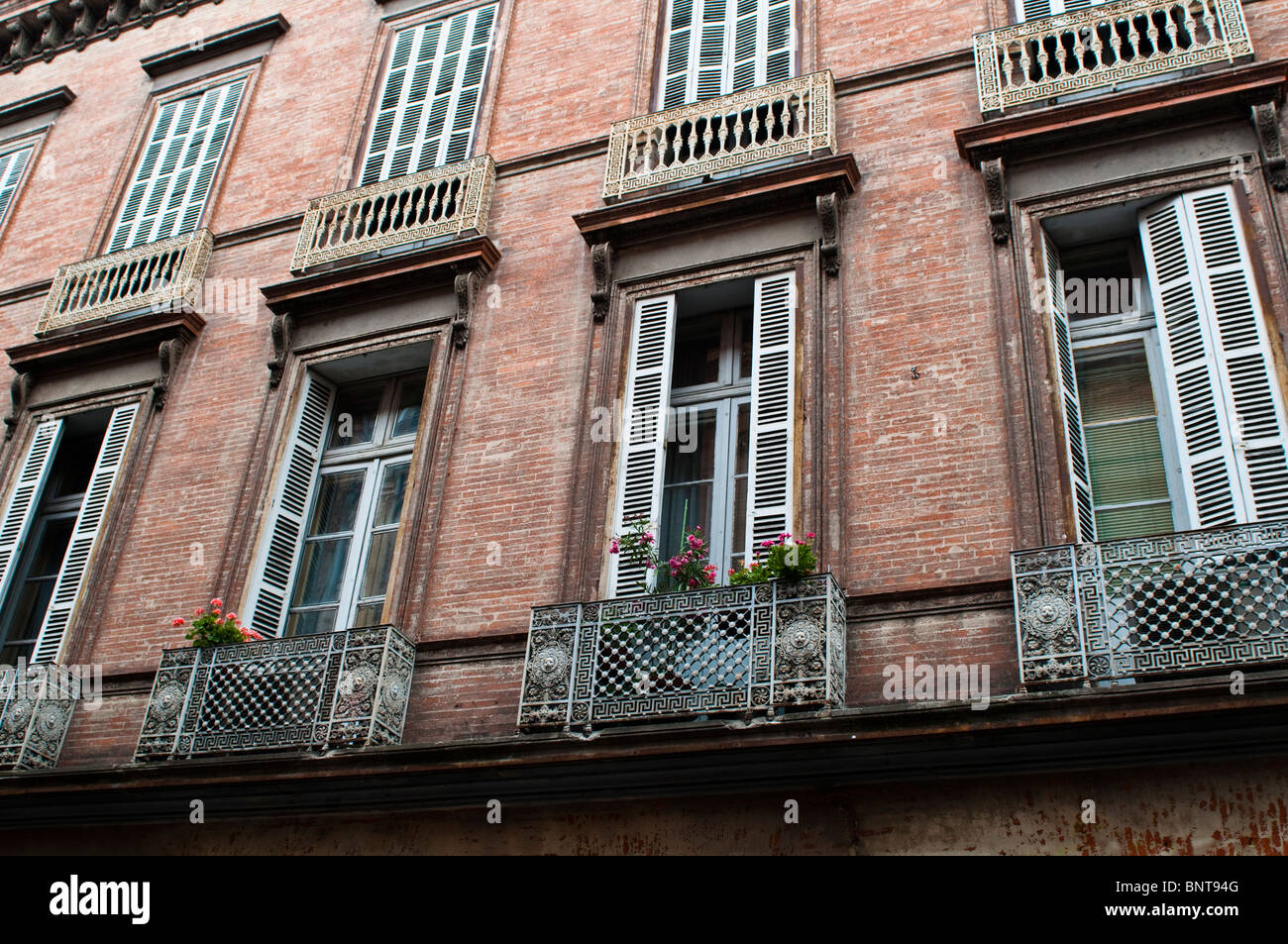 Balcon maison brique rouge Banque de photographies et d’images à haute ...