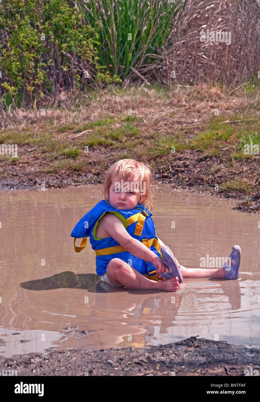 Ce mignon de race blanche de 18 mois bébé fille est assise dans sa ...