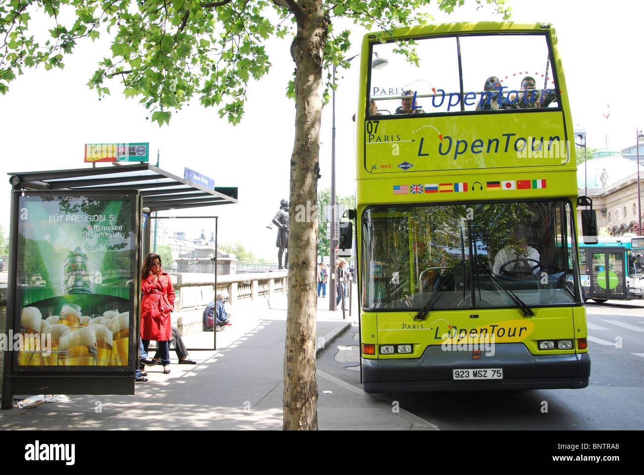 Arrêt De Bus De Paris Banque d'image et photos - Alamy