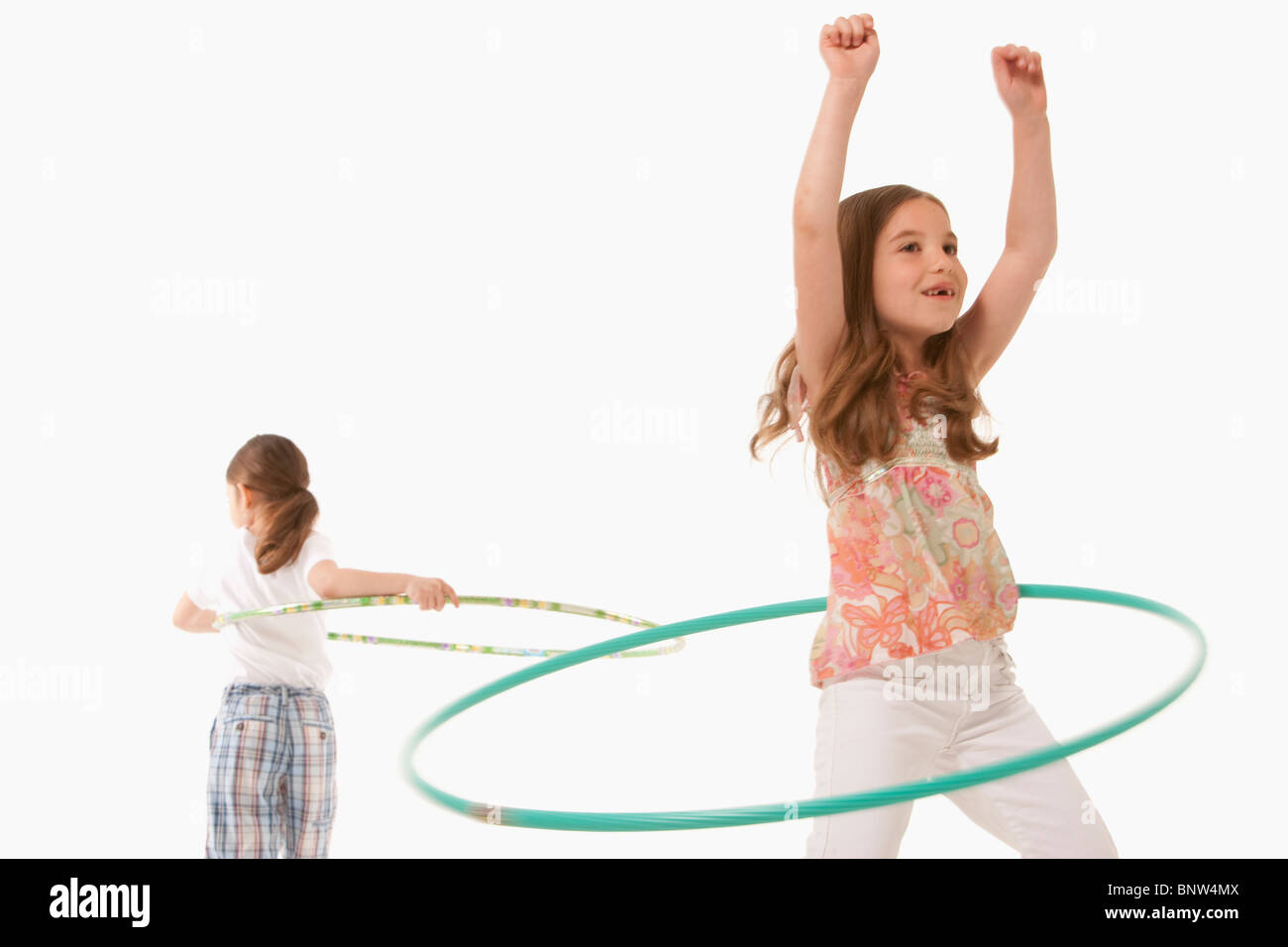 Enfants jouant avec des cerceaux Banque de photographies et d’images à ...