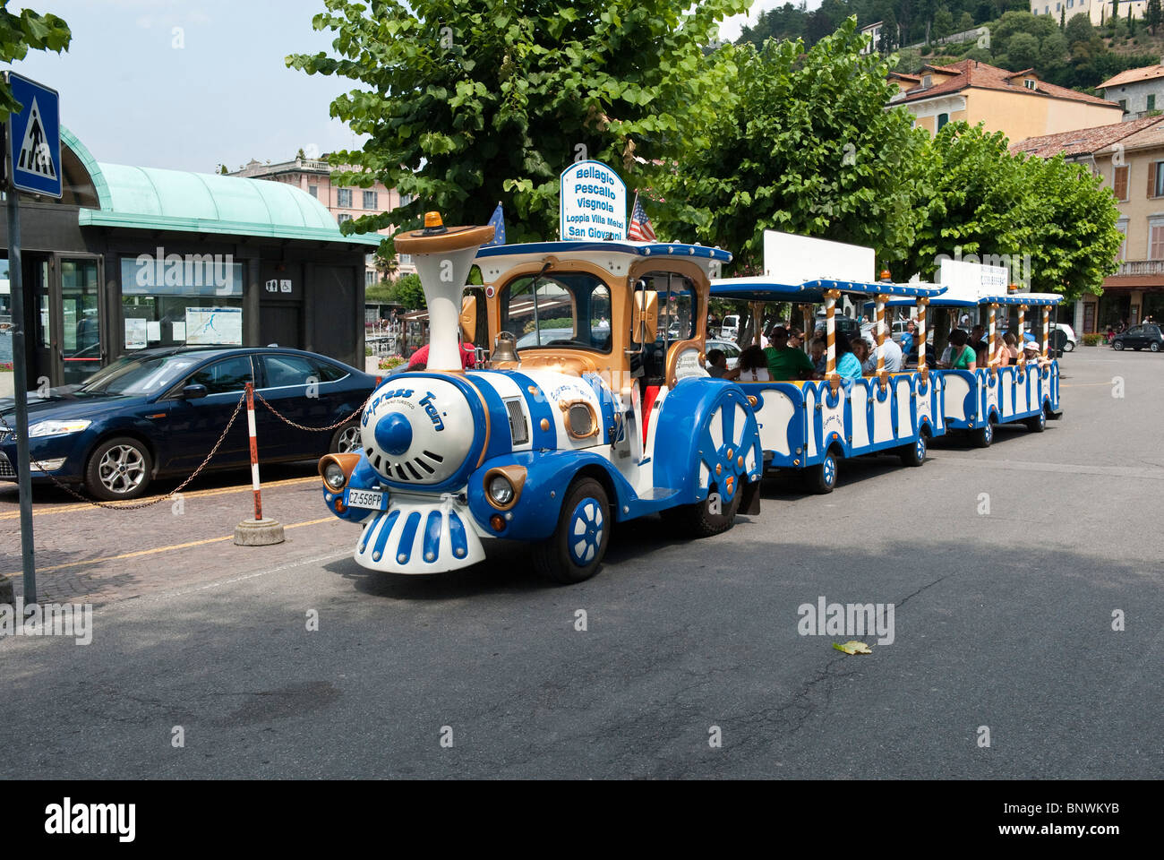 Petit train touristique de Bellagio lac de Côme Italie Photo Stock - Alamy