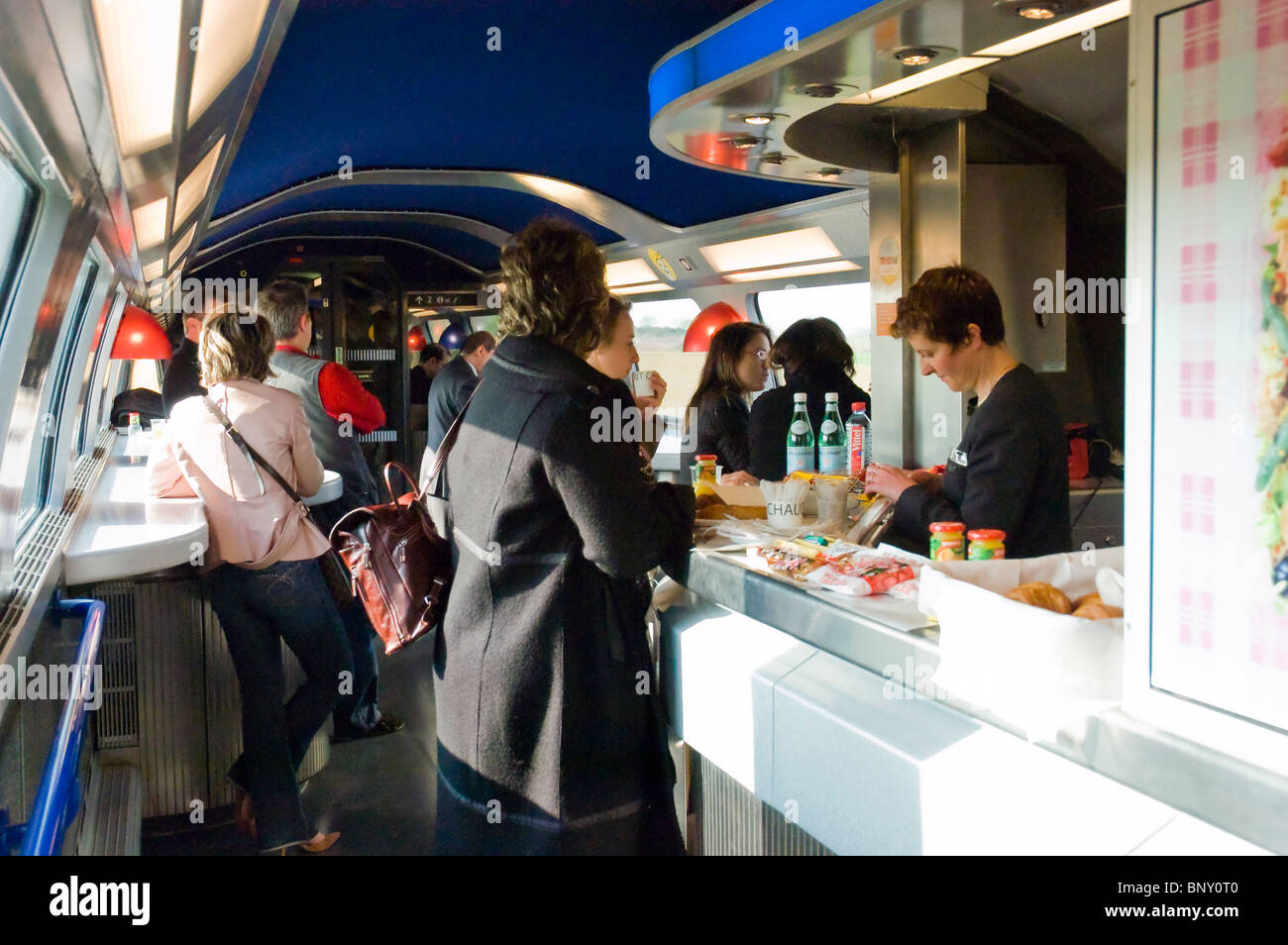 TGV Bullet train, France, passagers à l'intérieur Acheter un déjeuner ...