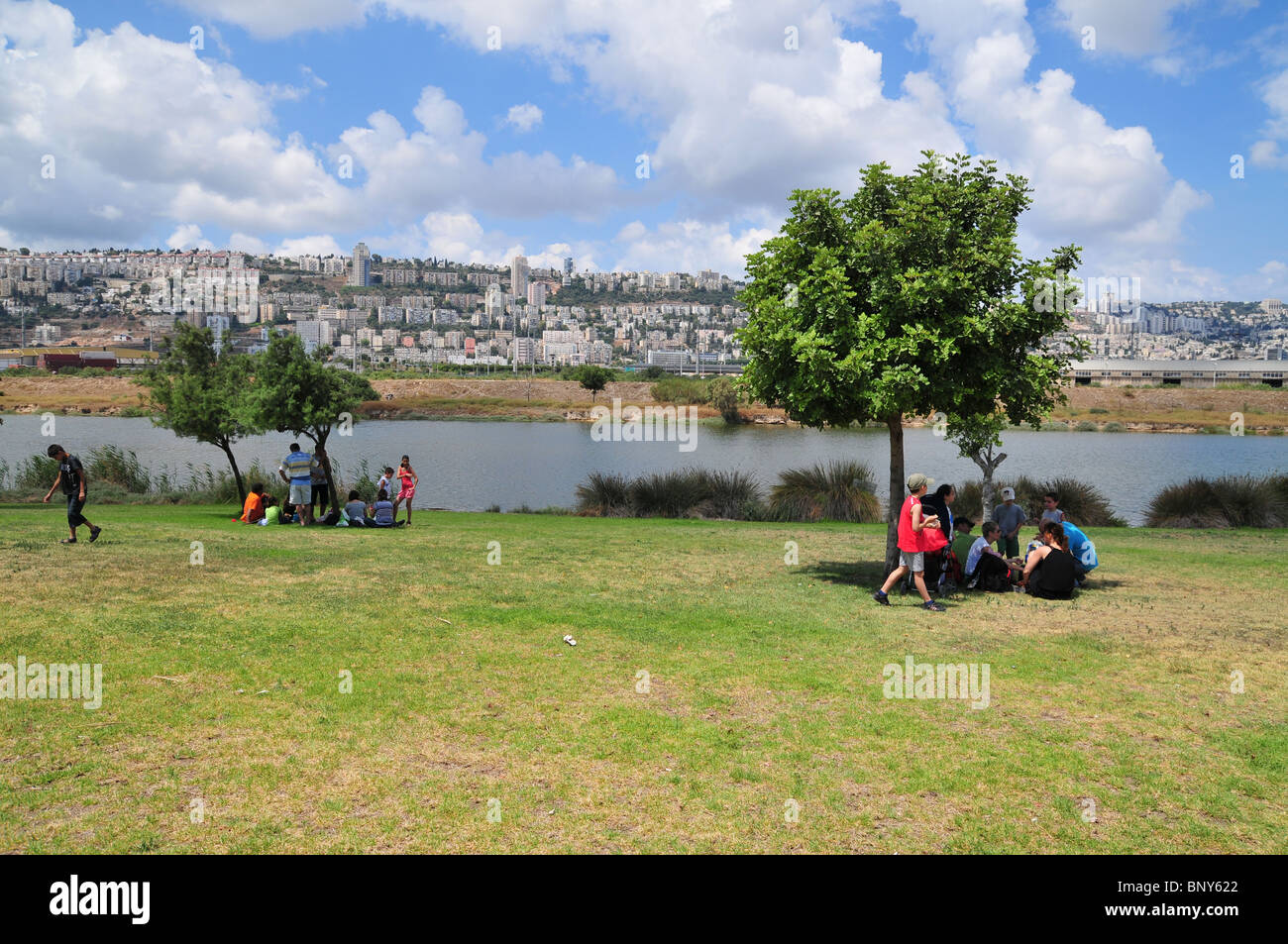 Israël, Haifa, le Centre de parc sur les rives du fleuve Kishon Photo Stock - Alamy
