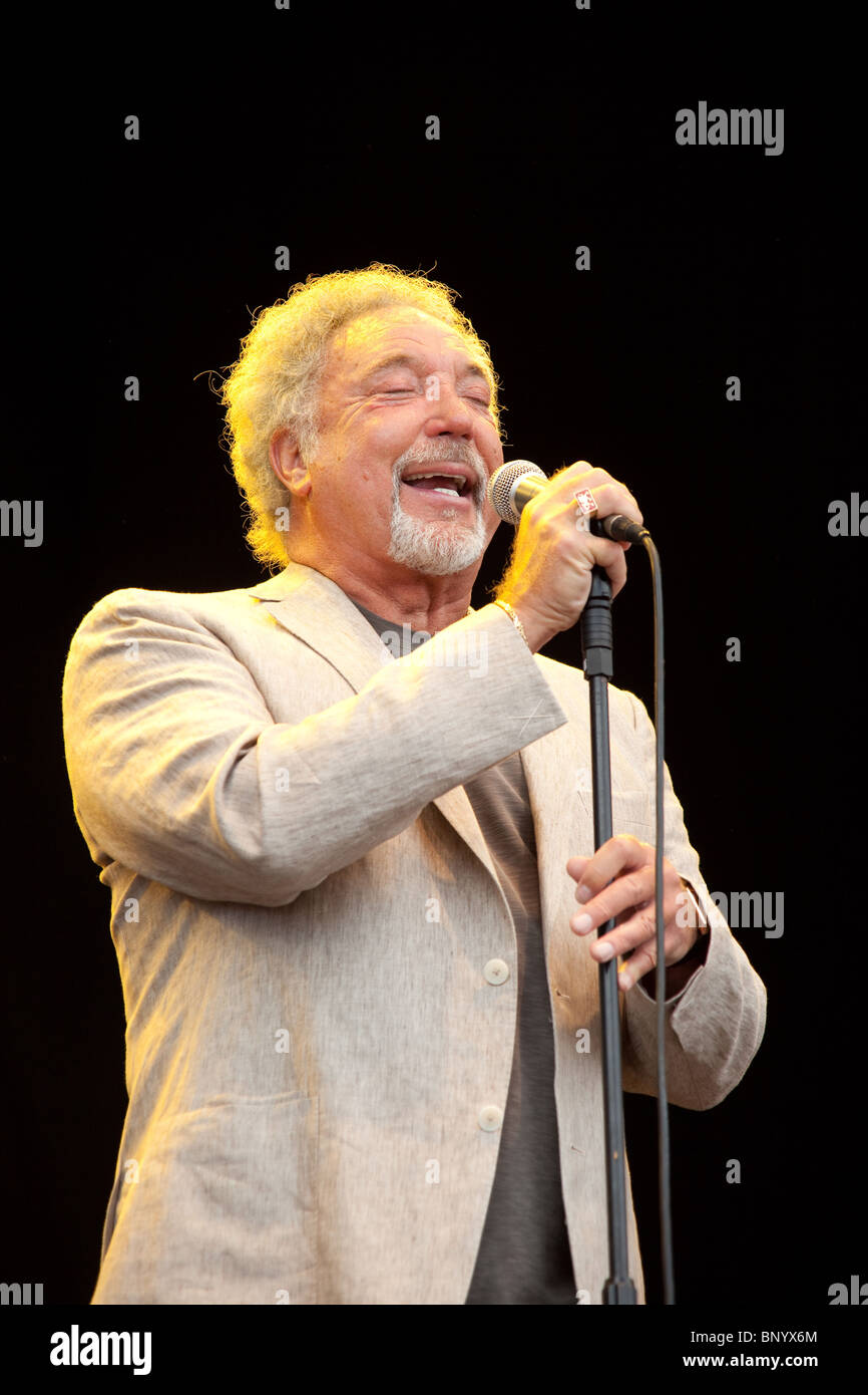 Tom Jones Singing Photos & Tom Jones Singing Images - Alamy