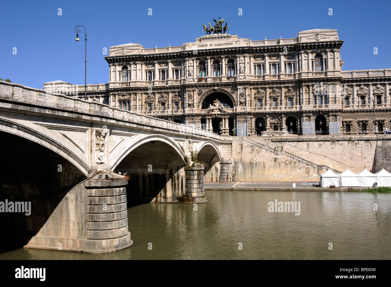 Palais de justice et pont umberto i italy Banque de photographies et d ...