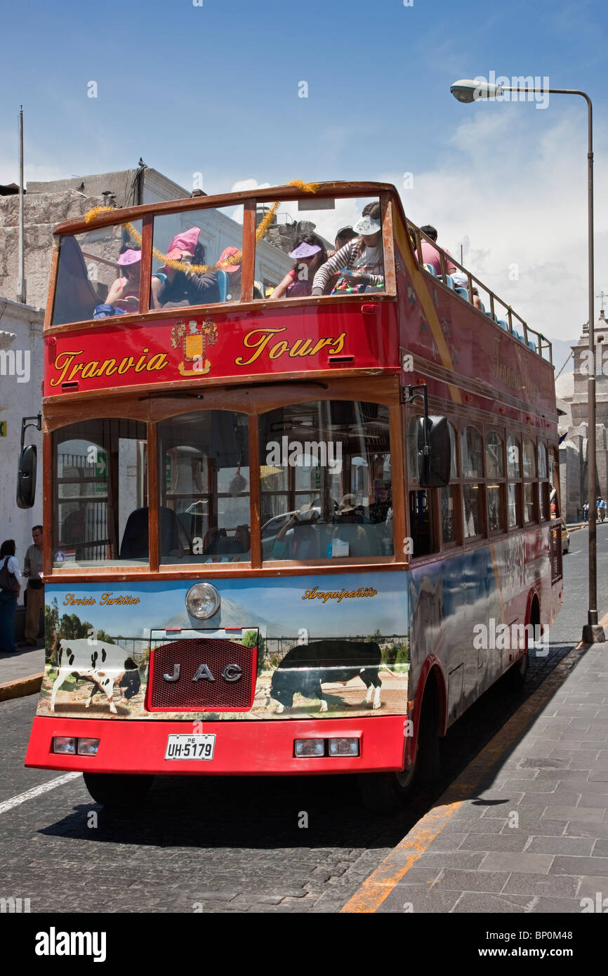 Le Pérou, un bus à impériale emmène les touristes sur une visite de la ...