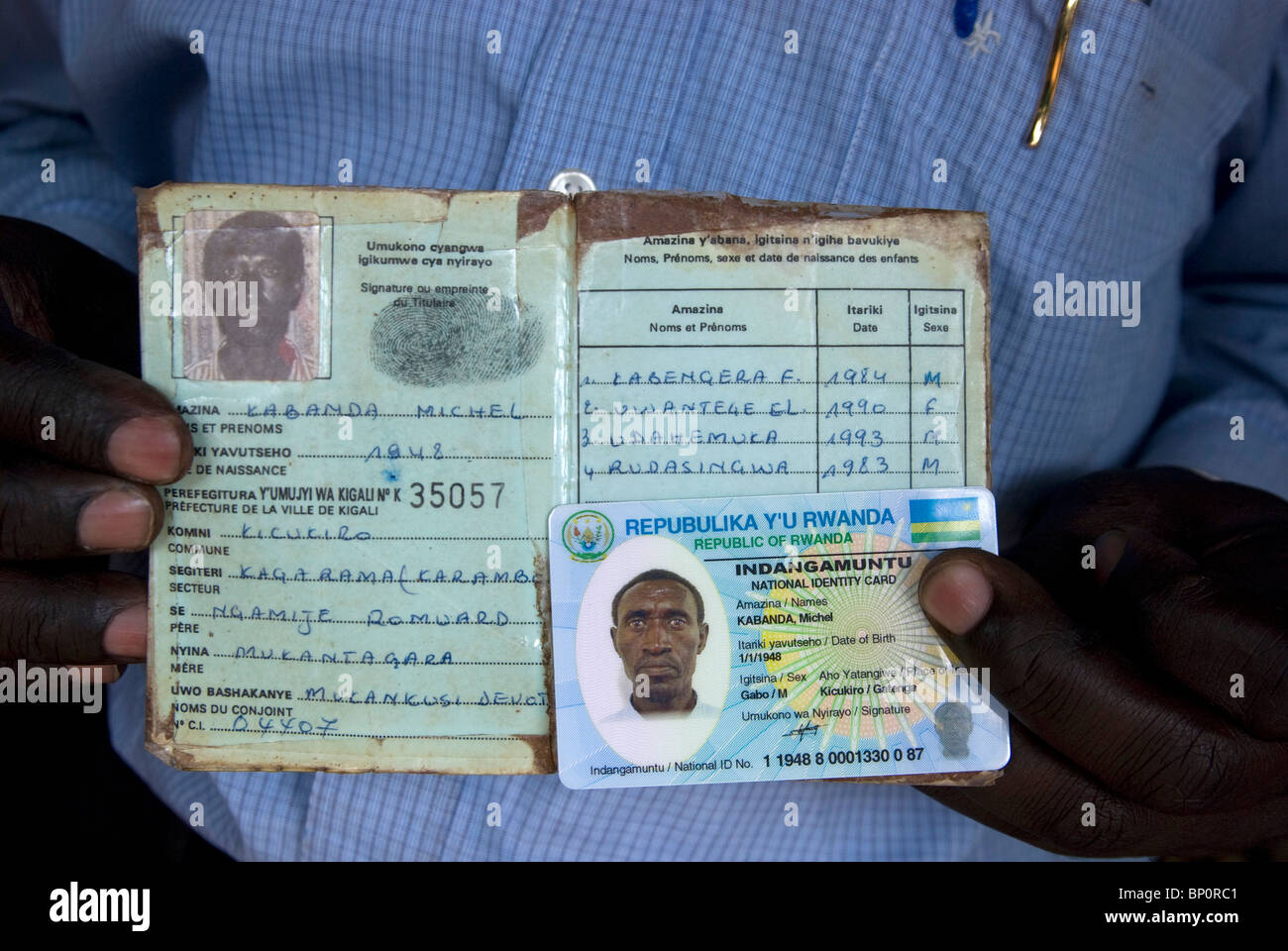 Homme montrant des cartes d'identité Banque de photographies et d ...