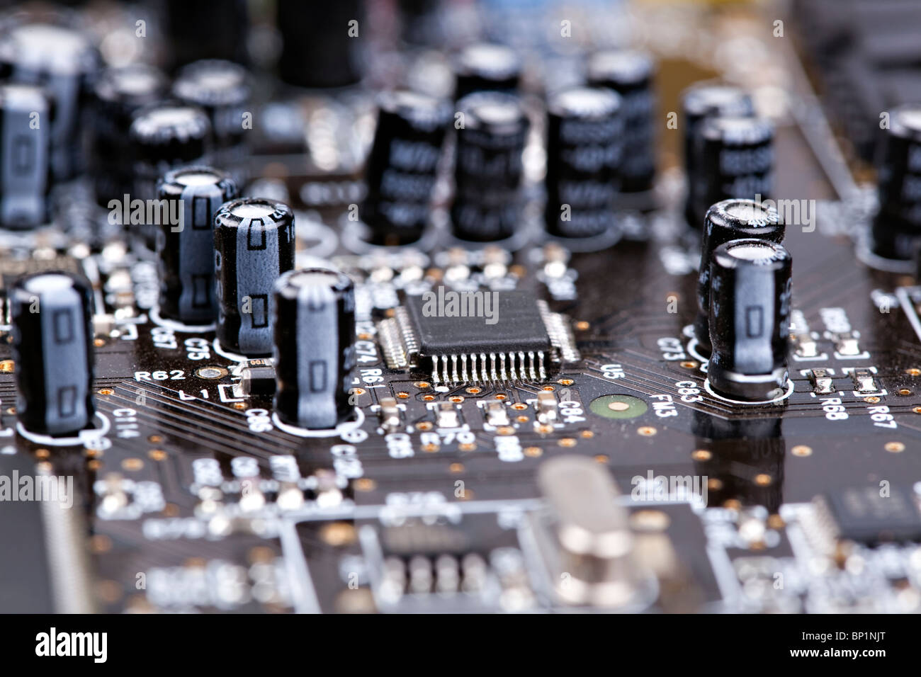 Capacitor capacitors pcb Banque de photographies et d’images à haute résolution - Alamy