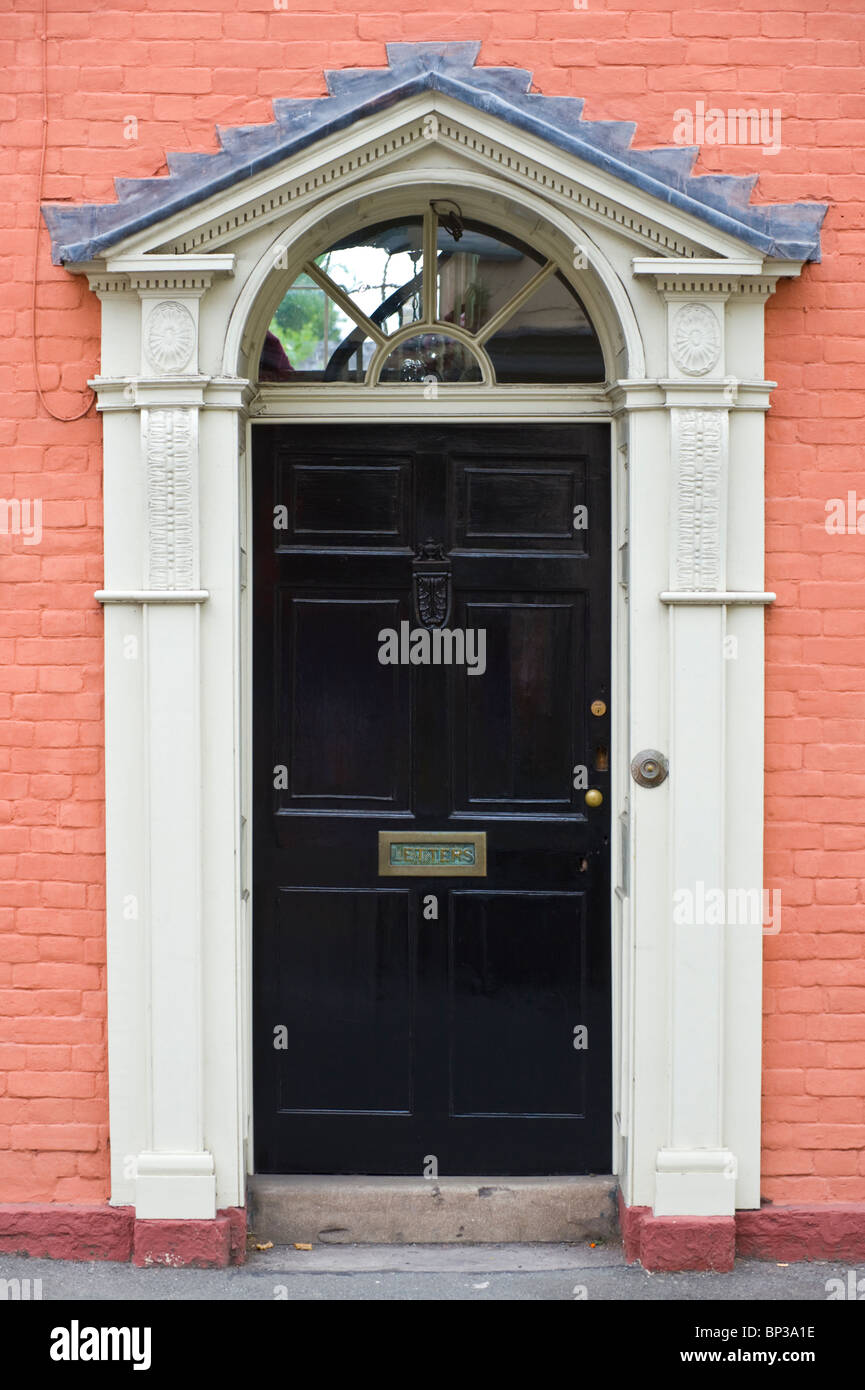 Porte fronton triangulaire uk Banque de photographies et d’images à ...
