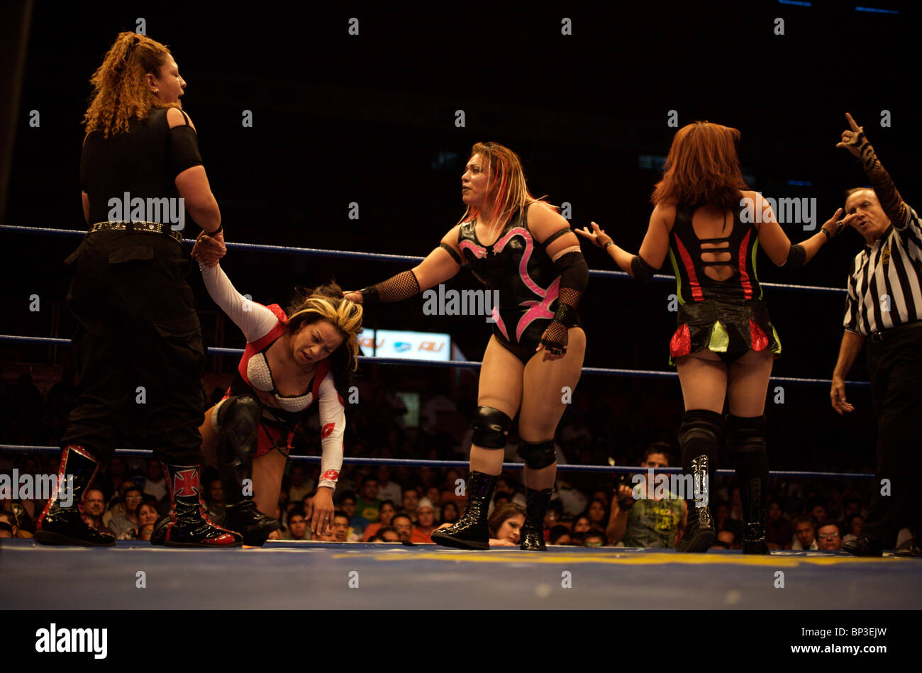 Female wrestlers lucha libre wrestling Banque de photographies et d ...