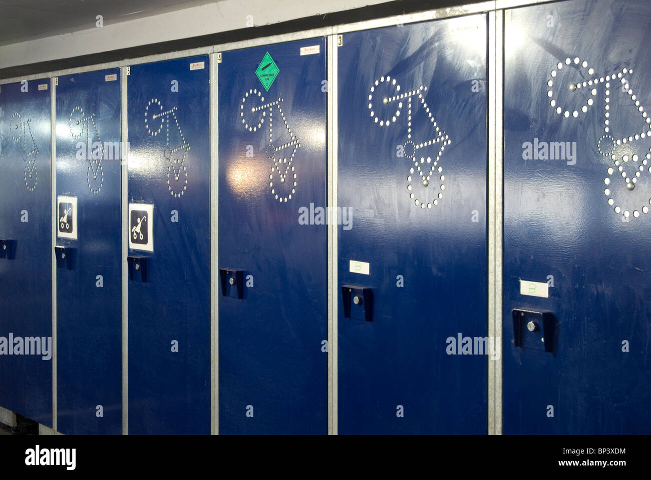 Cycle locker Banque de photographies et d’images à haute résolution - Alamy