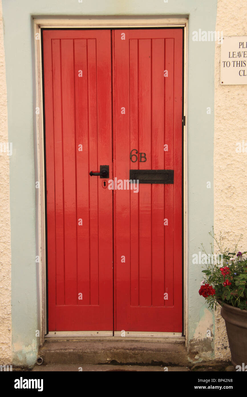 Porte en bois peint en rouge Banque de photographies et d’images à ...