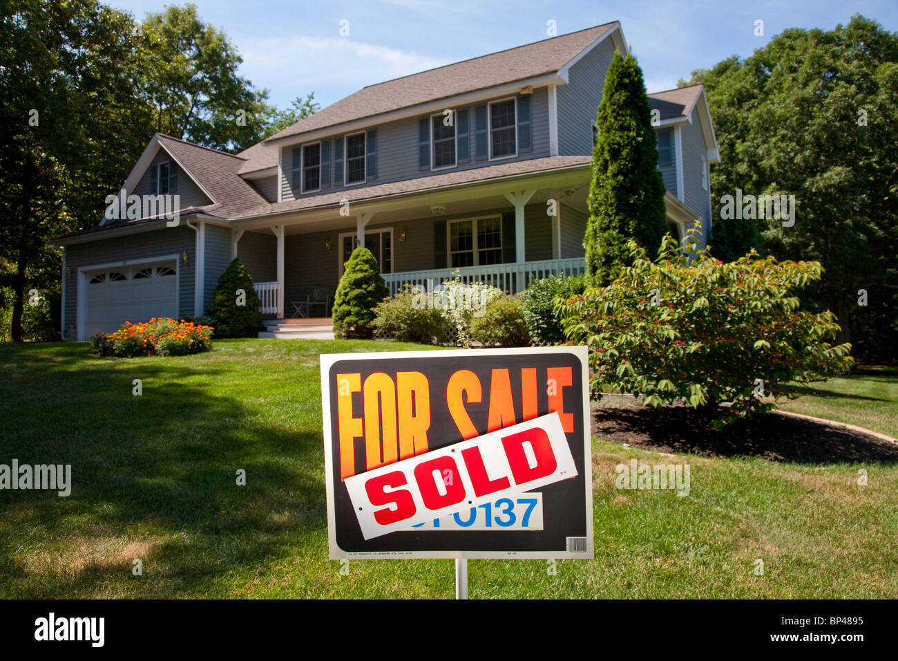 Vendu signe maison Banque de photographies et d’images à haute ...