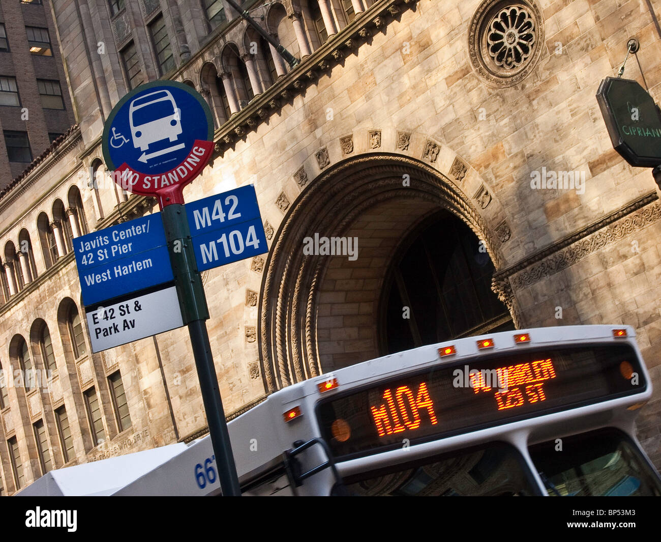 Panneau d'arrêt de bus et bus M104, E. 42nd Street, NYC Photo Stock - Alamy