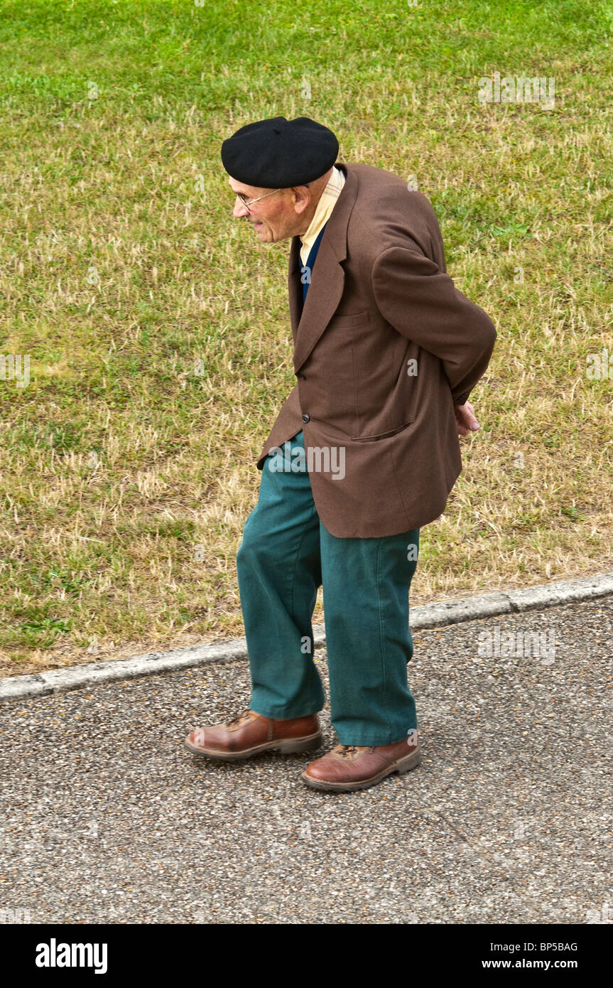 Vue supérieure de l'ancien homme courbé marchant lentement le long ...