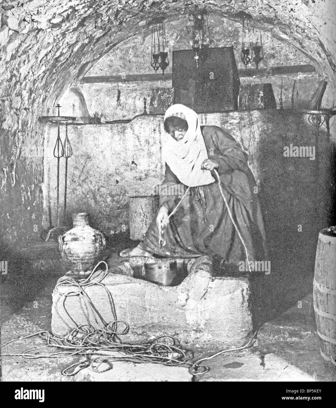 Femme samaritaine au puits Banque de photographies et d’images à haute ...