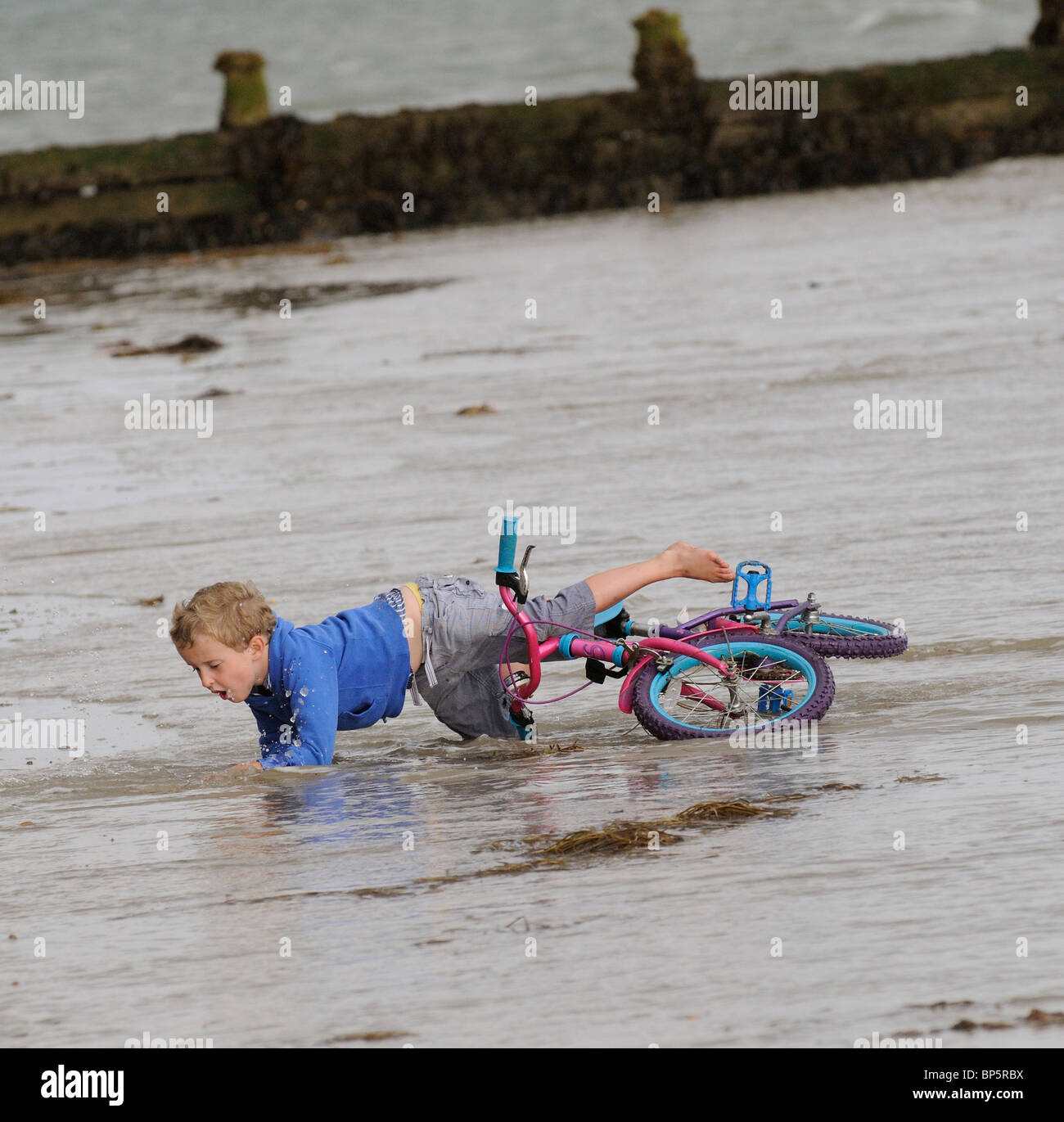 Child falling cycle Banque de photographies et d’images à haute ...