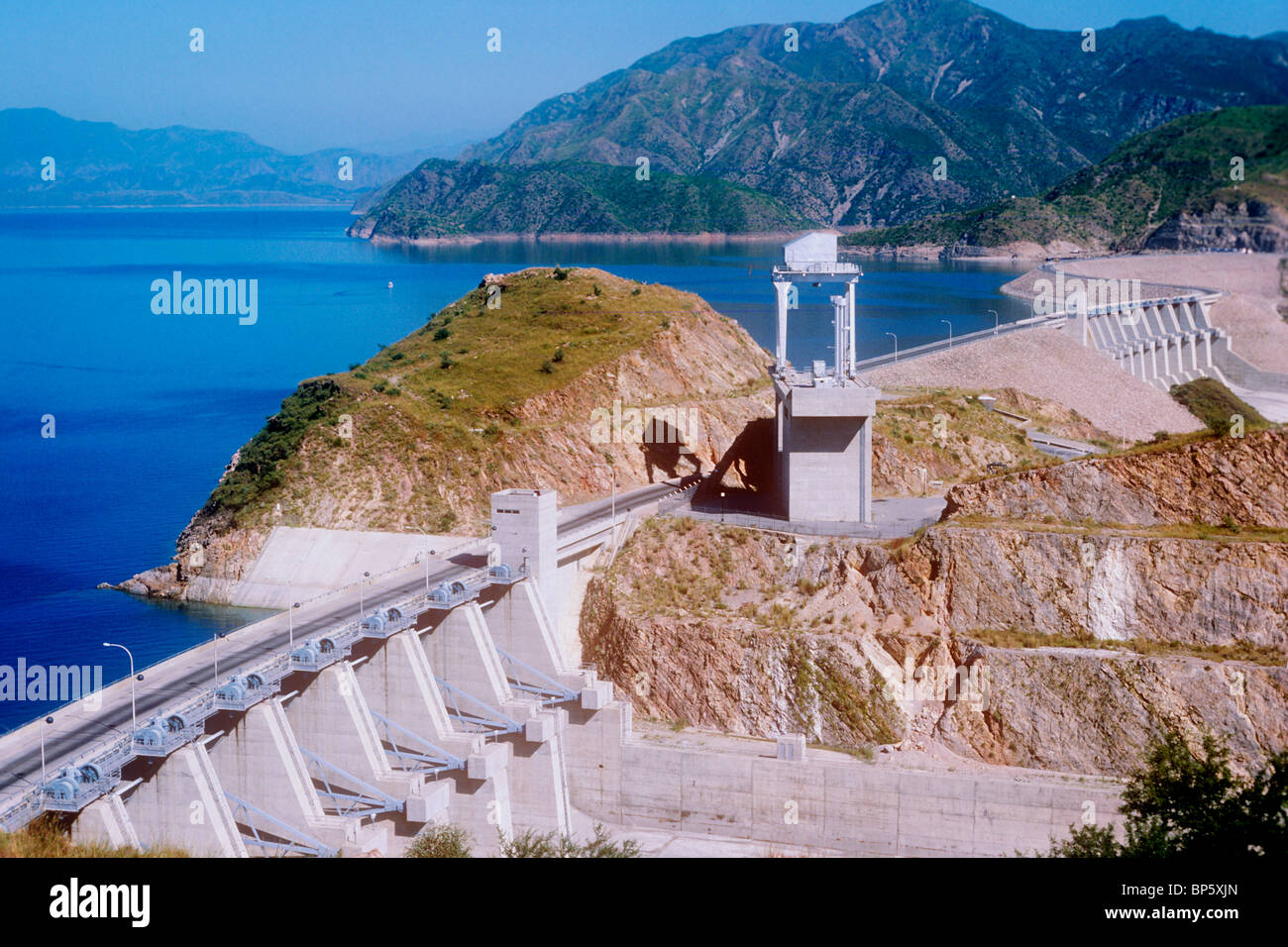 Immense barrage rempli de terre, barrage de Tarbela, à 54 km d ...