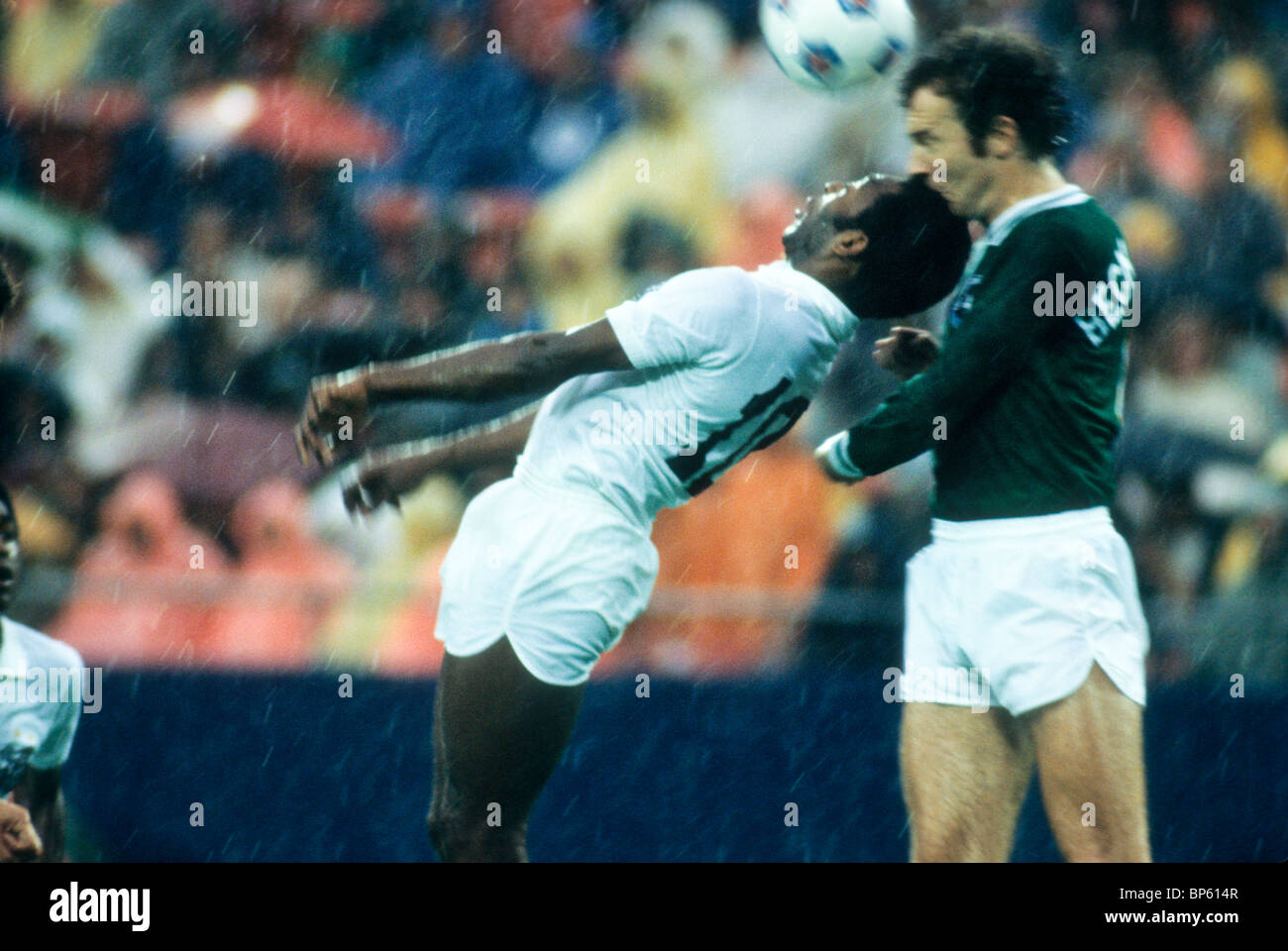 Pele en compétition contre Franz Beckenbauer pour le NY Cosmos de la ...