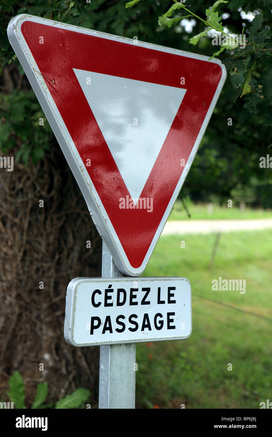 Cedez Le Passage Banque d'image et photos - Alamy