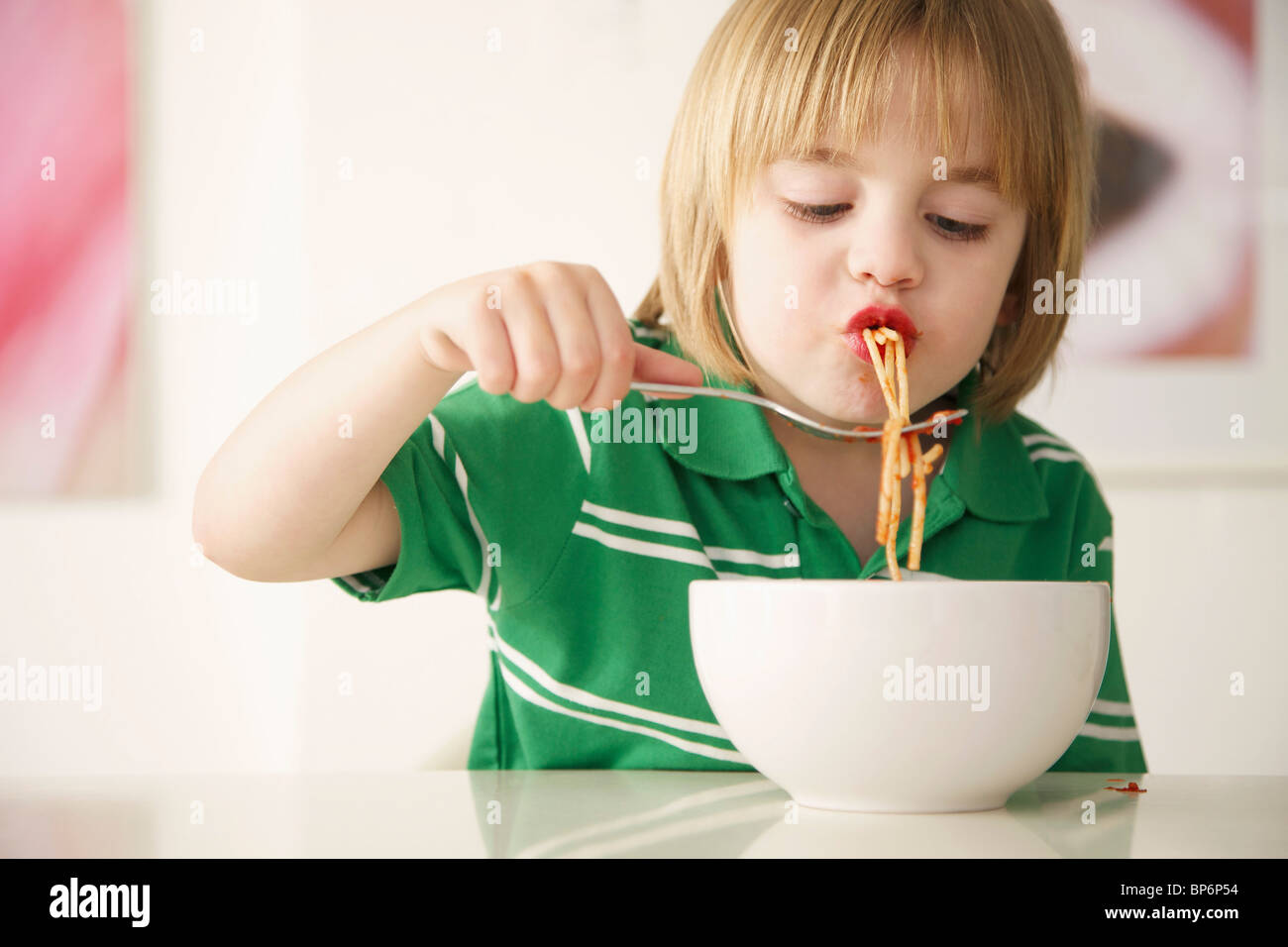Manger des spaghettis enfant Banque de photographies et d’images à ...