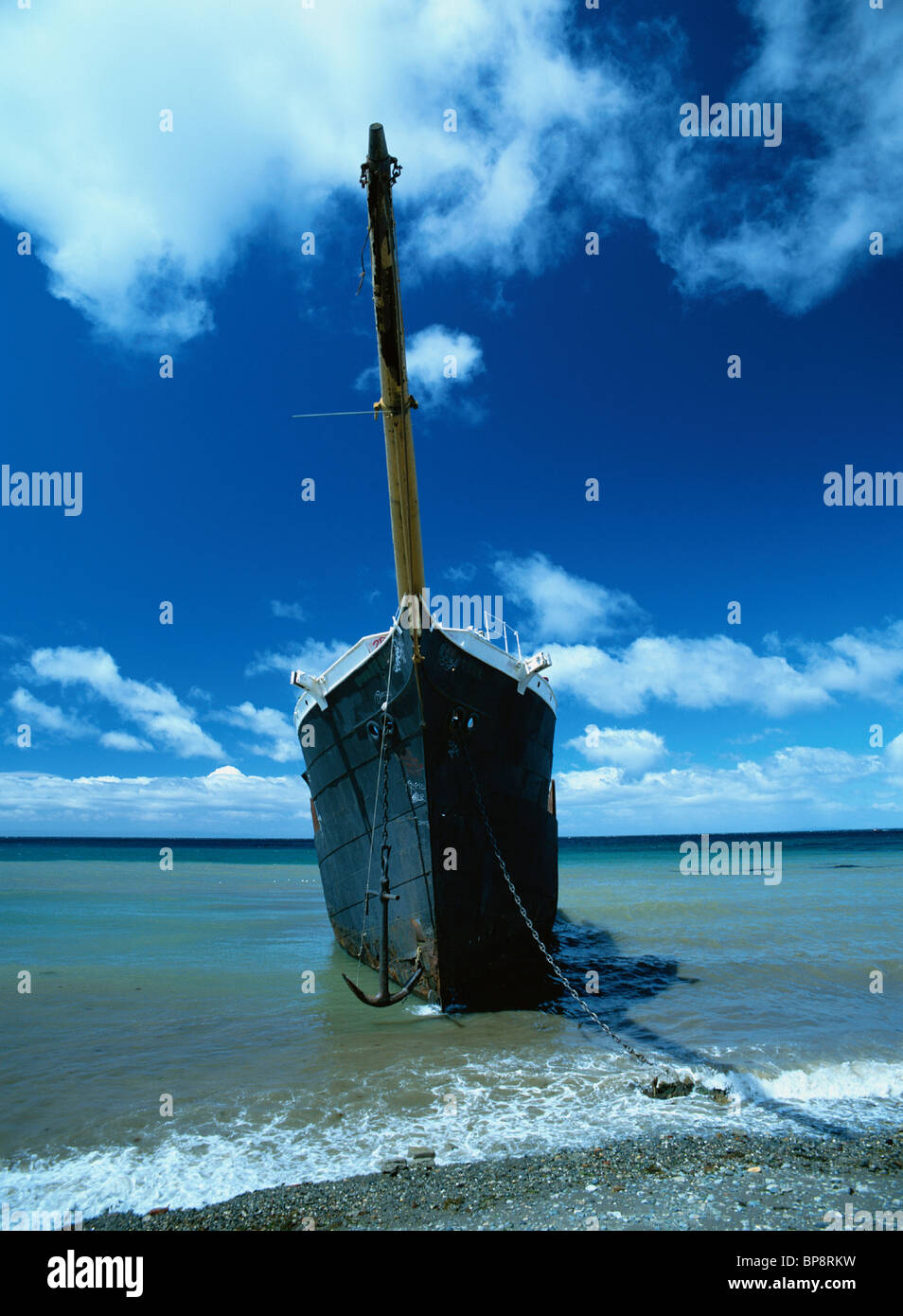 L'épave d'un navire amarré à une plage. Punta Arenas, Chili, Amérique ...