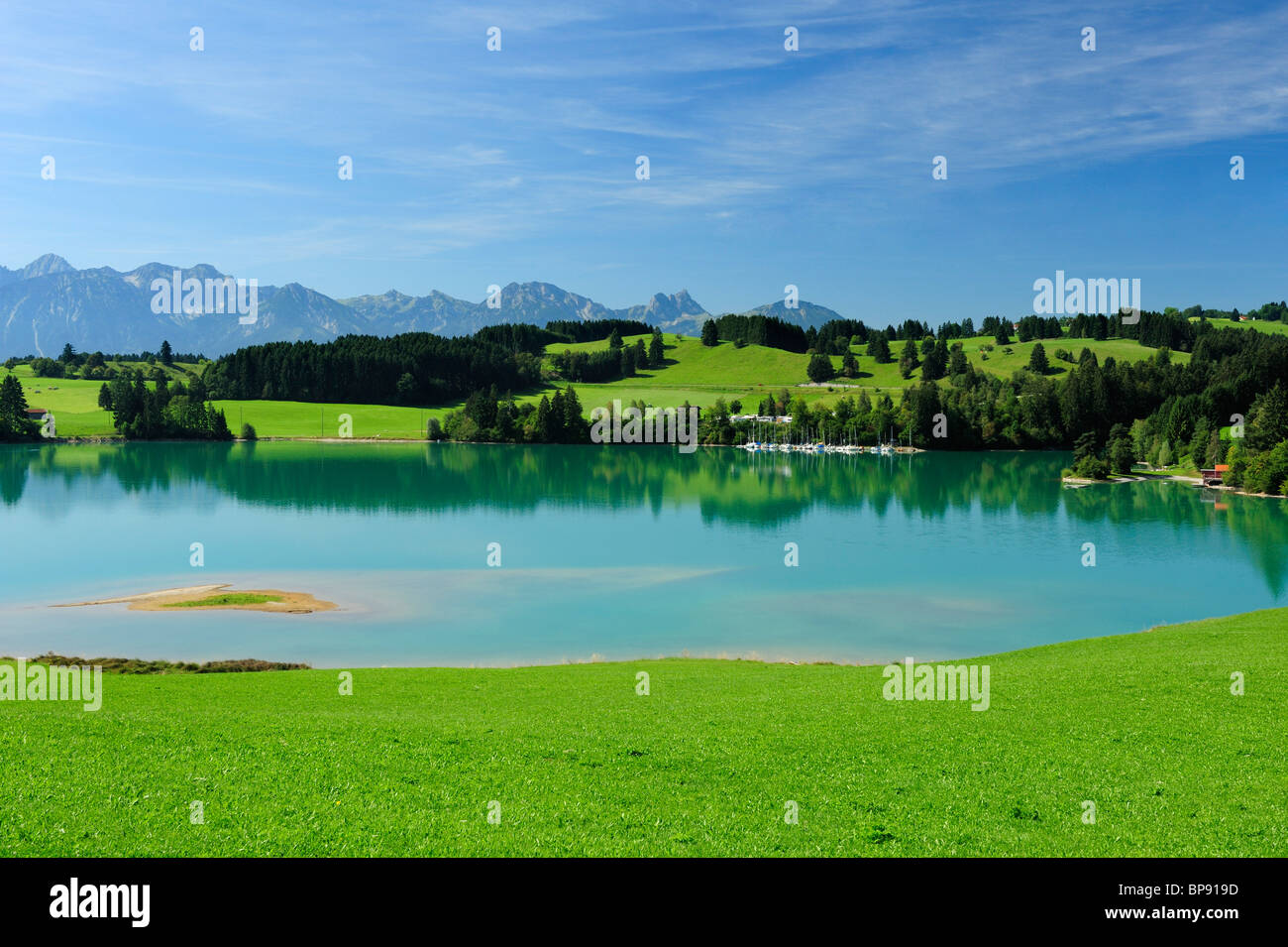 Le lac Forggensee avec gamme de Tannheim en arrière-plan, de l'Allgaeu ...