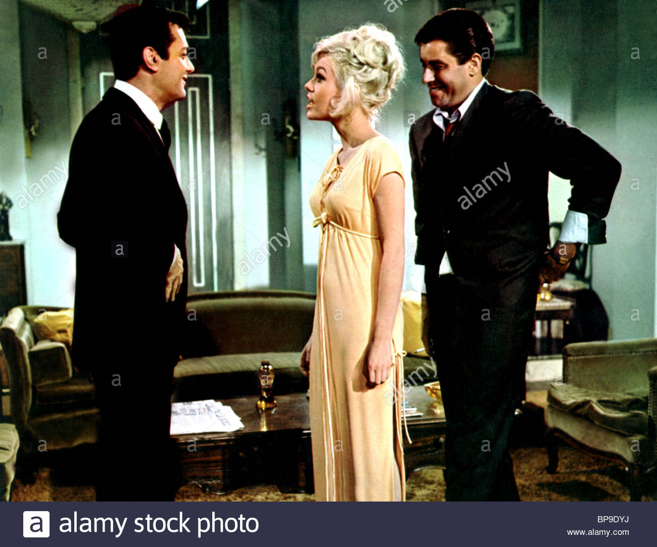 Suzanna Leigh Banque d'image et photos - Alamy