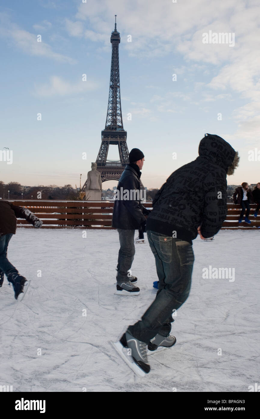 Paris ice skating eiffel Banque de photographies et d’images à haute ...