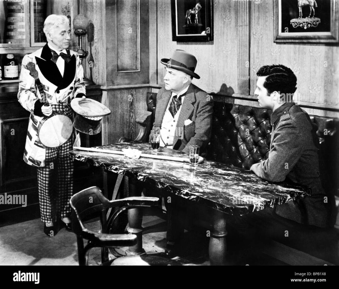 CHARLIE CHAPLIN, Nigel Bruce, Sydney Chaplin, Limelight, 1952 Photo Stock - Alamy