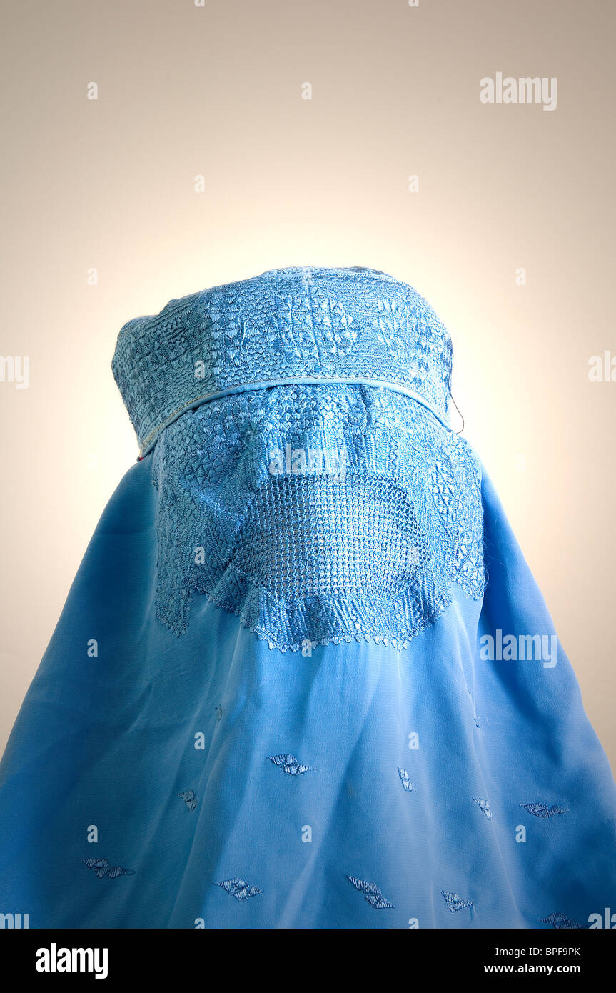Blue burqa Banque de photographies et d’images à haute résolution - Alamy