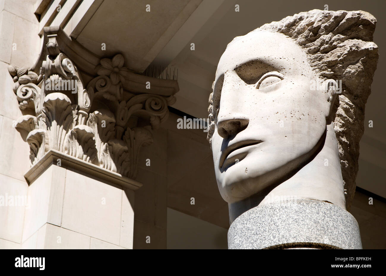 Square head sculpture Banque de photographies et d’images à haute ...