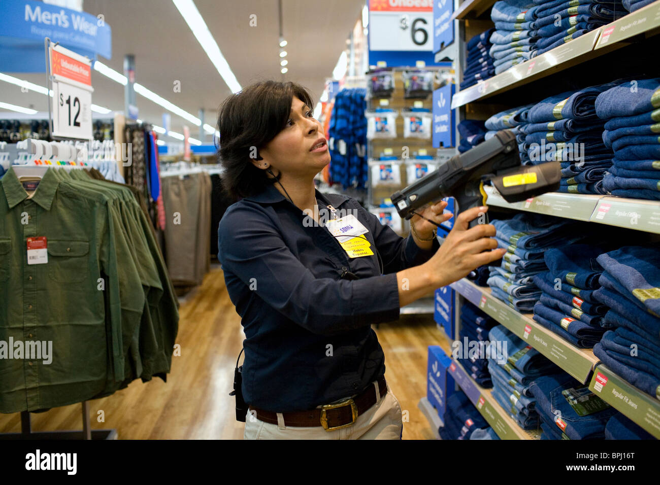 Une avocate salariée utilise un scanner Telxon pour lire les étiquettes ...
