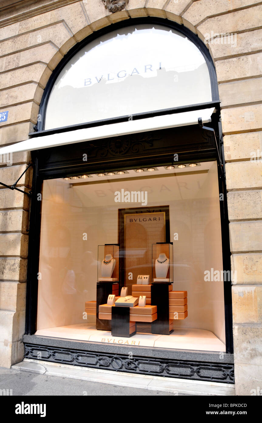 Bvlgari store window display Banque de photographies et d’images à haute résolution - Alamy