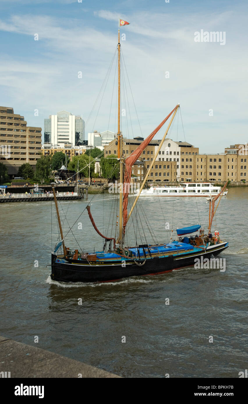 Barge à Gladys à propos de passer à travers le Tower Bridge sur la ...
