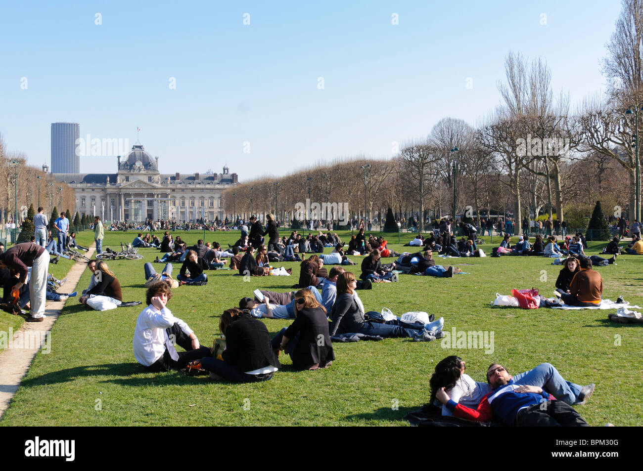 PARIS, France - Les personnes bénéficiant du soleil d'un matin de ...