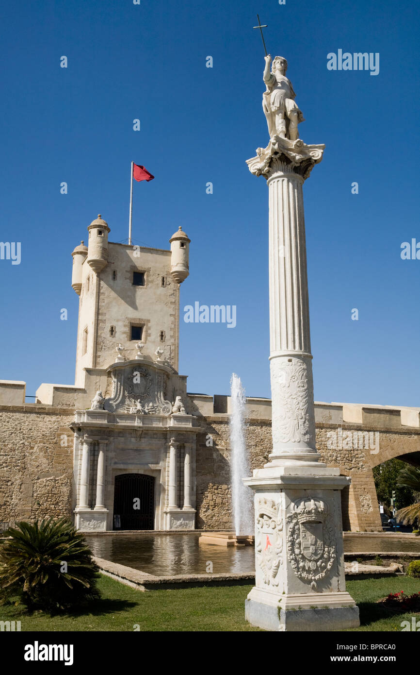 Statue / monument / colonne et une passerelle / gate / tower dans la ...