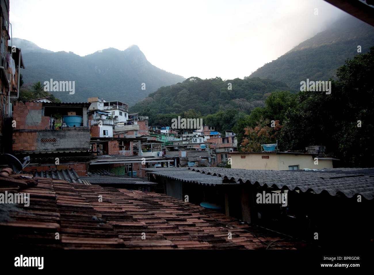 Scène de la Rocinha, la plus grande favela, aka slum ou bidonville, sur ...
