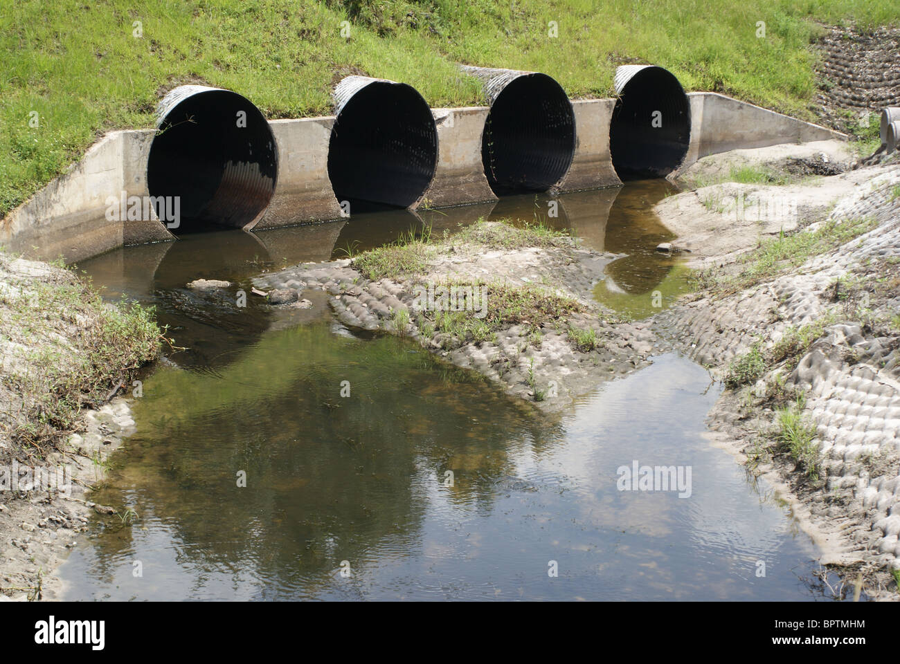 Eau de drainage des eaux pluviales Banque de photographies et d’images ...