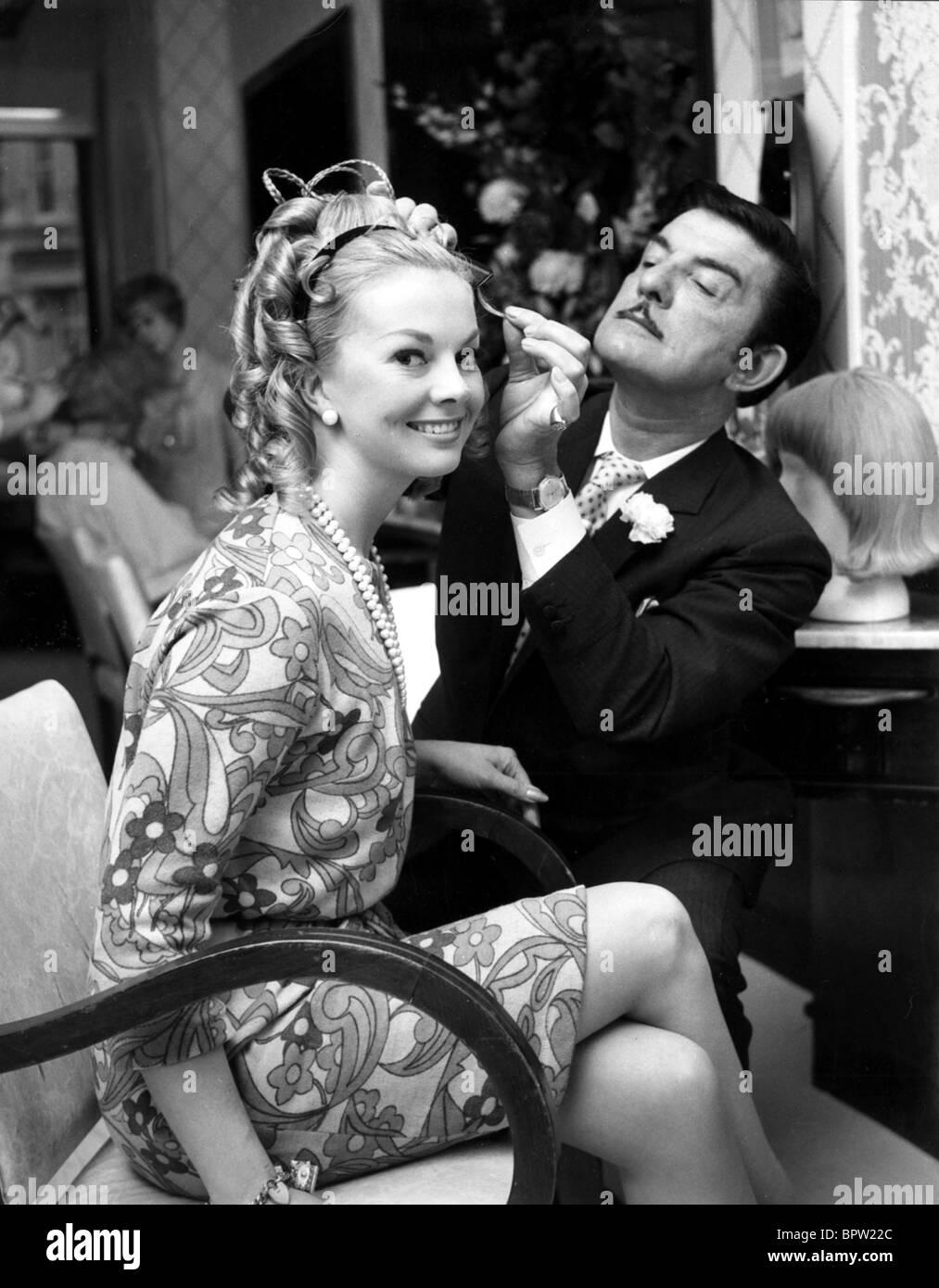 ROSALIE ASHLEY & MARI RAYMOND ACTRICE & MARI (1964 Photo Stock - Alamy