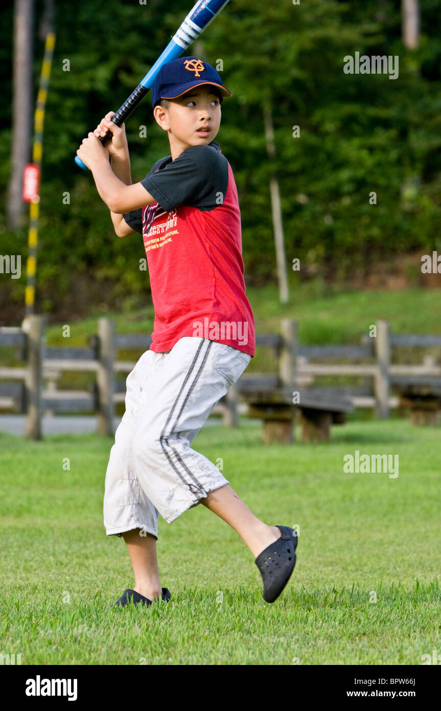 Garçon japonais se prépare à balancer une batte de baseball dans un ...