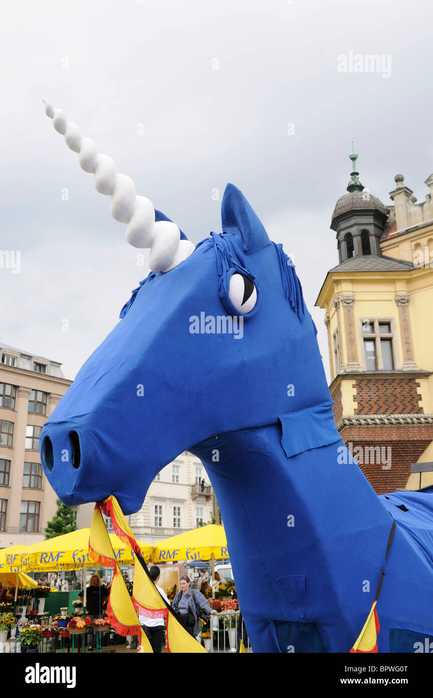 Unicorn géant au grand défilé du Dragon dans le Rynek Glowny Town ...