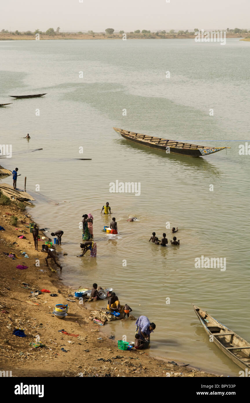 Les gens lave dans le fleuve Sénégal, Matam, Sénégal Photo Stock - Alamy