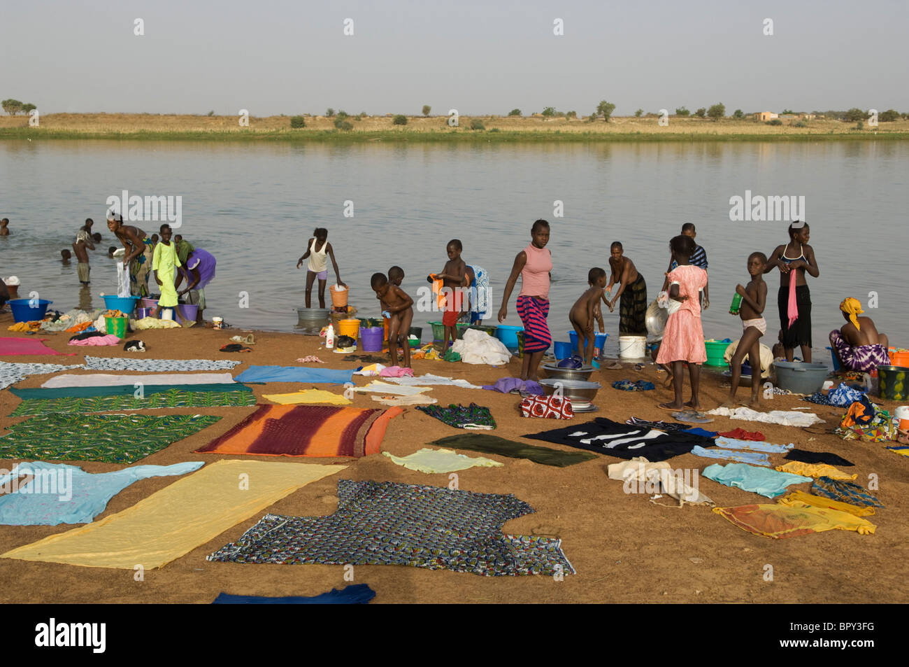 Les gens lave dans le fleuve Sénégal, Matam, Sénégal Photo Stock - Alamy